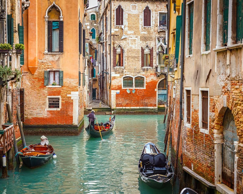 Gondeln Auf Kanal in Venedig Stockfoto - Bild von italienisch, stadt ...