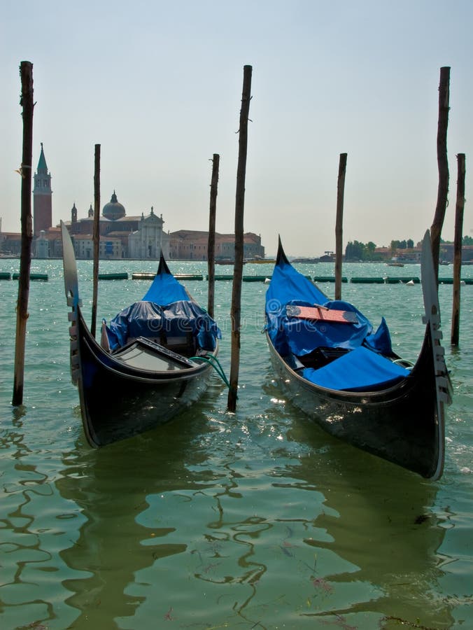 Gondeln in Venedig Auf Der Venetianischen Lagune Stockfoto - Bild von ...