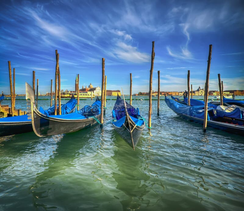 Gondoler i Venedig Italien fotografering för bildbyråer. Bild av lagun ...