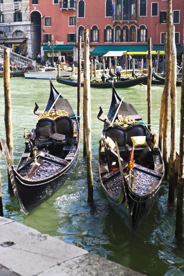 Gondoler italy venice fotografering för bildbyråer. Bild av förälskelse ...