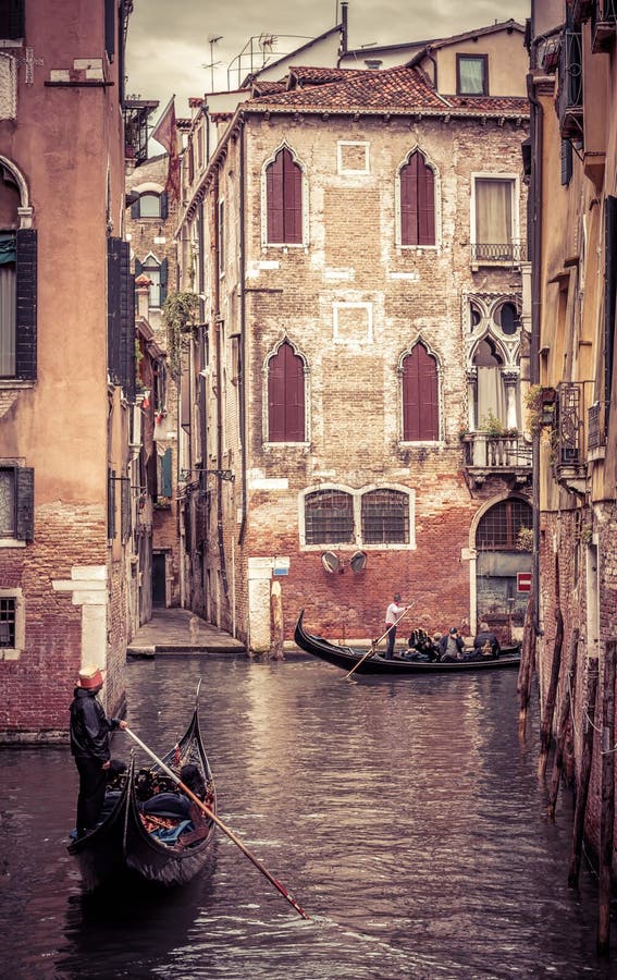 Gondoler Med Folk Seglar I Venedig, Italien Arkivfoto - Bild av ...