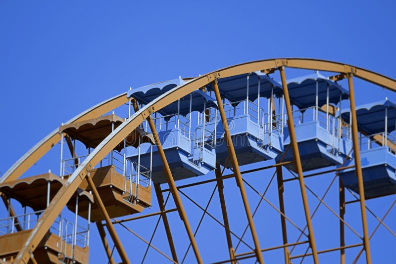 Gondoles de grande roue image stock. Image du munich - 32262605