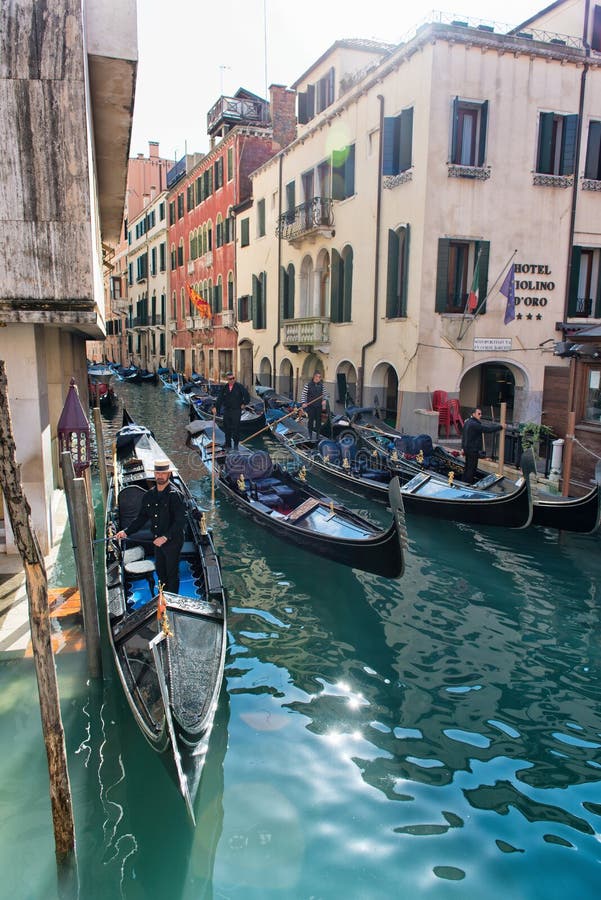 Gondoliere in Venice, Italy Editorial Photo - Image of houses, outdoors ...