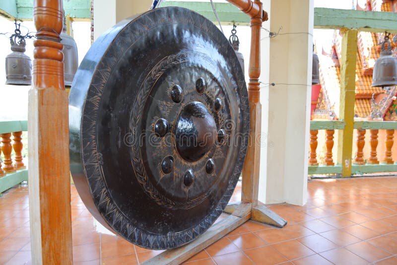 Un Gongo Gigante En La Entrada Del Templo Imagen de archivo - Imagen de ...