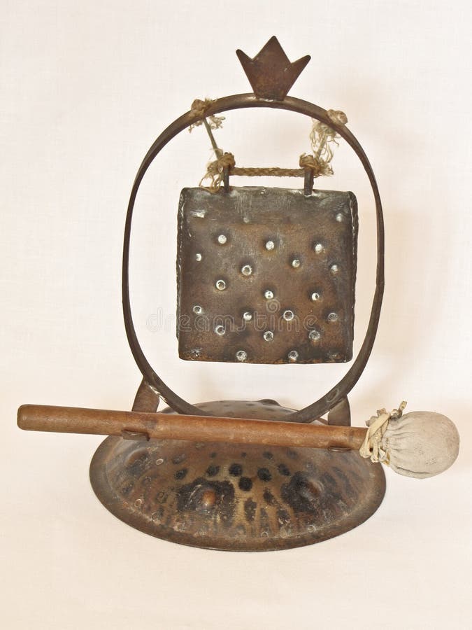 O gongo de bronze grande imagem de stock. Imagem de antiguidade - 150515341
