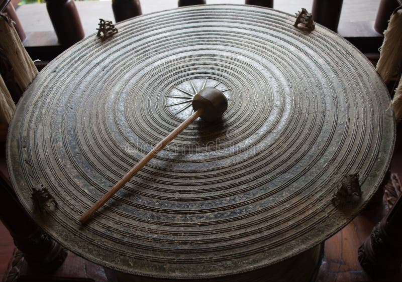 Gongo antigo foto de stock. Imagem de branco, rios, projeto - 2461222