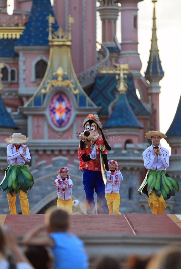 Ulf Character and Dancers from Festival of Fantasy Parade Editorial ...
