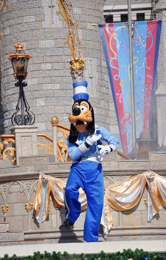 Goofy in Disney World editorial stock photo. Image of childhood - 17551548