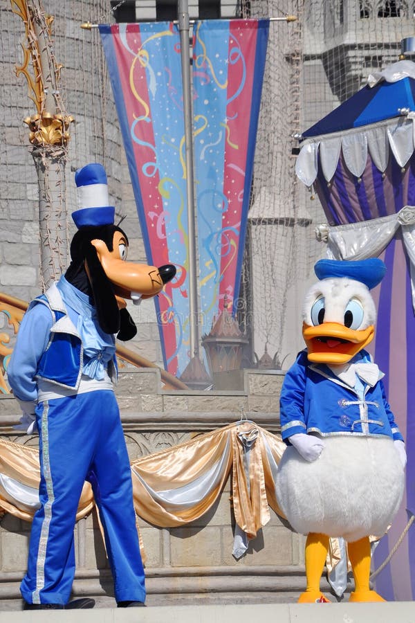 Goofy and Donald Duck in Disney World Editorial Photo - Image of donald ...