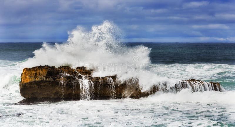 GOR Rock Wave Splash foto de archivo. Imagen de sunlight - 103681704