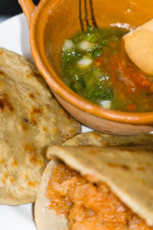 Gorditas De Migajas Mexicanas Con Chile Y Chile Foto de archivo ...