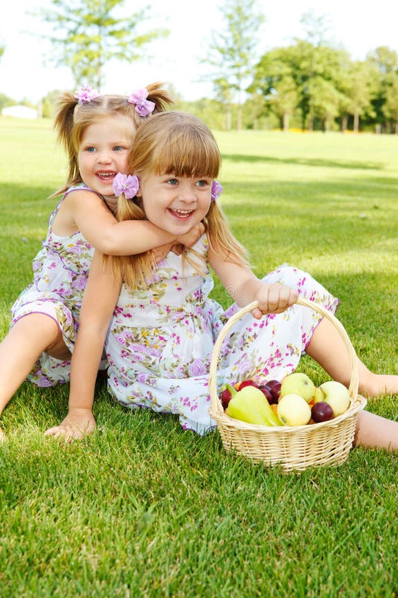 Gosses dans le jardin photo stock. Image du attrayant - 15418448