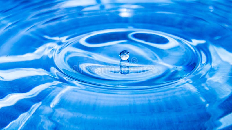 Gota azul de agua foto de archivo. Imagen de azul, humedad - 243228334