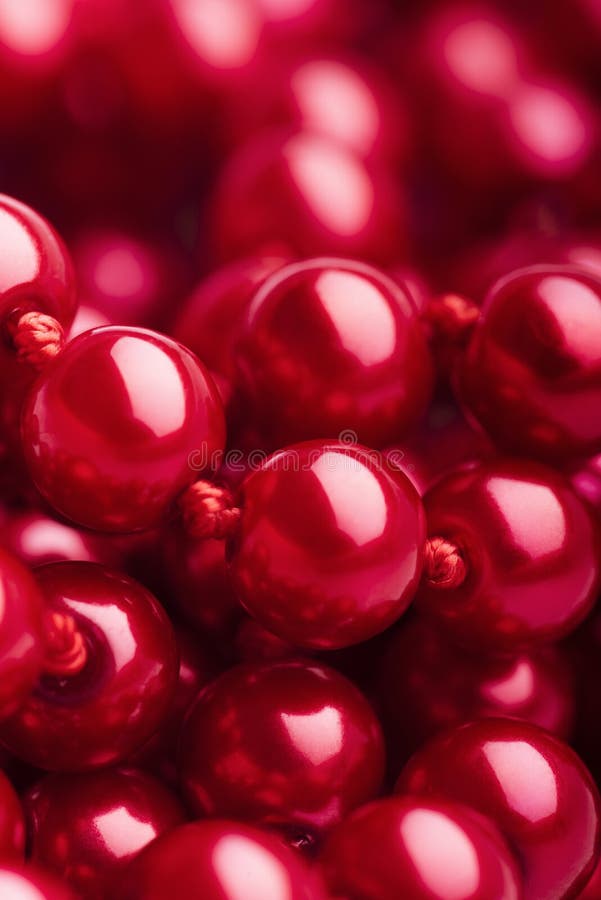 Collar rojo de la perla foto de archivo. Imagen de manera - 29701700