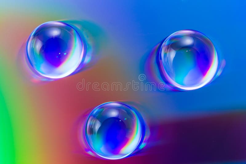 Gotas coloridas del agua foto de archivo. Imagen de extracto - 95877866