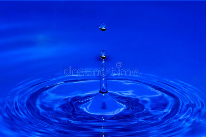 Gotas Del Agua En Superficie Azul Imagen de archivo - Imagen de gota ...