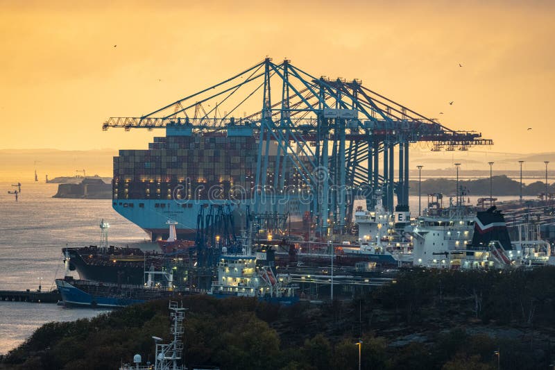 Giant Container Ship Merete MÃ¦rsk Loading at Port of Gothenburg ...