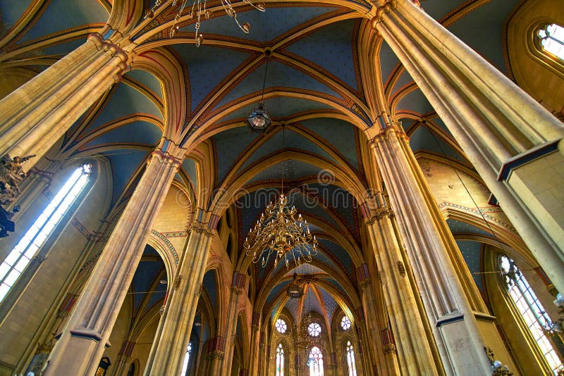 Gotische Kathedralen-Innenraum-Architektur Redaktionelles Stockfoto ...