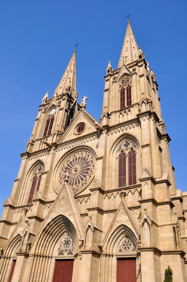 Gotisk Stil För Katolsk Kyrka Arkivfoto - Bild av symmetriskt, lopp ...