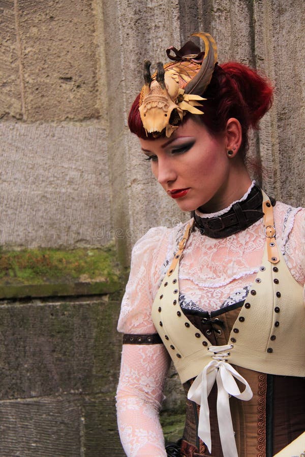 Kläder fashion gotisk stil redaktionell foto. Bild av personlighet ...