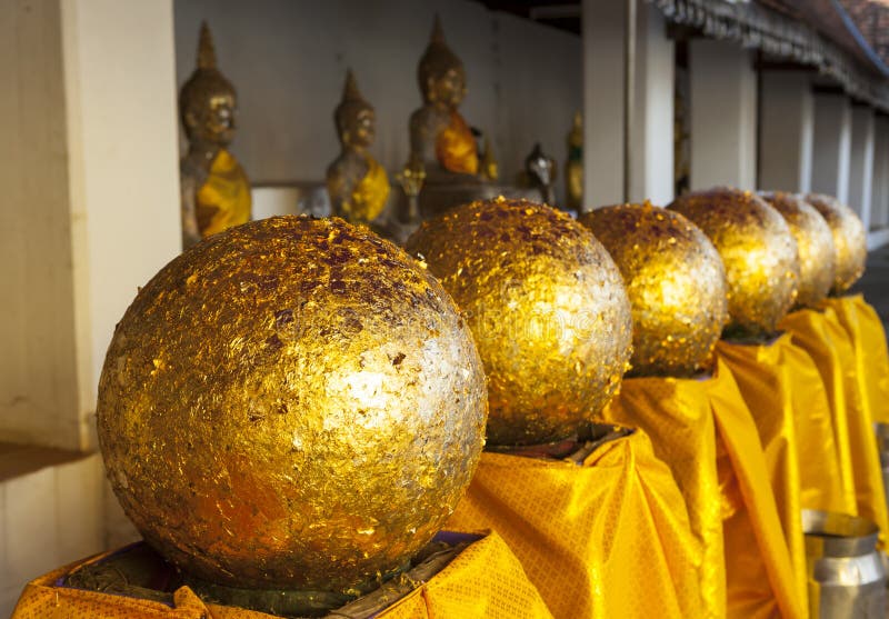 Gouden Bal in Boeddhistische Tempel Stock Afbeelding - Image of ...