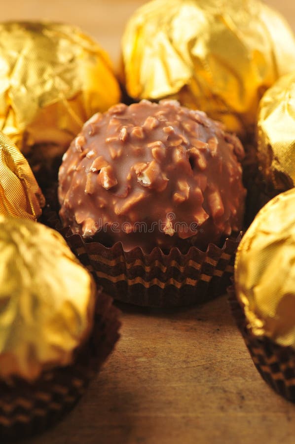 Gouden Chocolade stock afbeelding. Image of liefde, document - 39495741