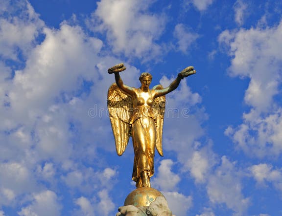 Gouden Engel stock foto. Image of hemel, wolken, borst - 13177890