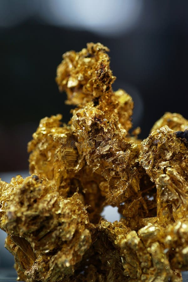 Gouden paardstandbeeld stock foto. Image of goud, stad - 11443128