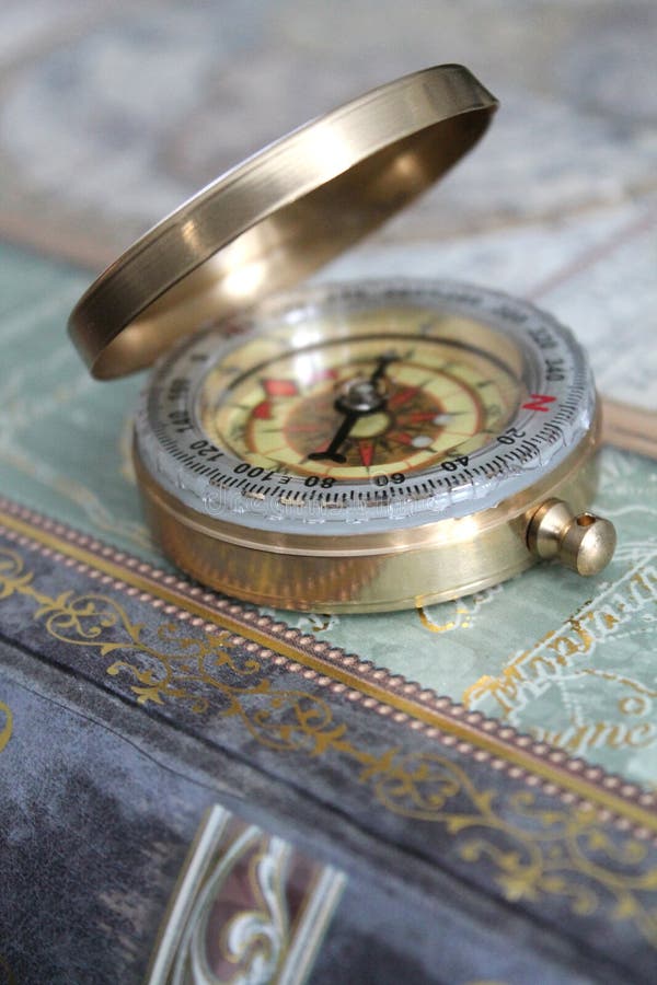 Gouden Modern Kompas Op Een Oud Boek Stock Foto - Image of vroeger ...