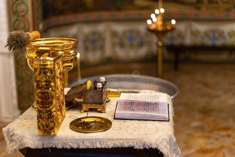 Gouden Modieus Evangelie in De Orthodoxe Kerk Stock Afbeelding - Image ...