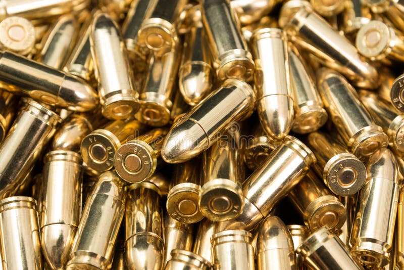 Gouden munitie stock afbeelding. Image of wapen, koper - 118278939