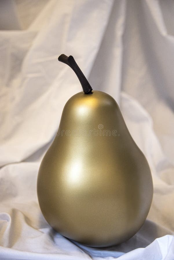 Gouden peer op wit stock foto. Image of vers, metaal - 145047830