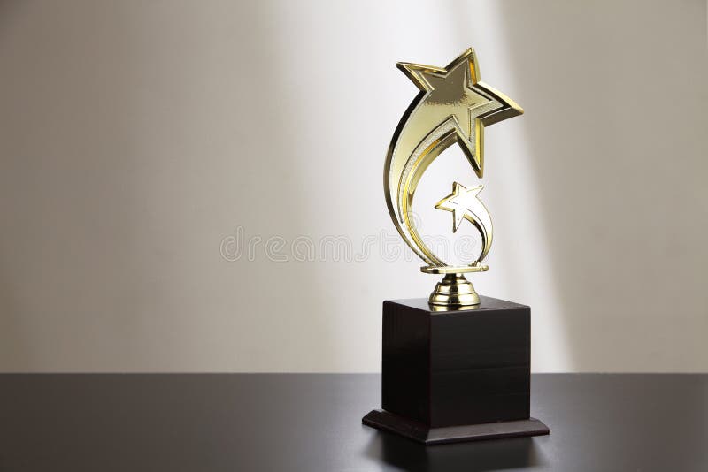 Gouden trofee stock foto. Image of ideeën, vorm, overwinning - 84074532