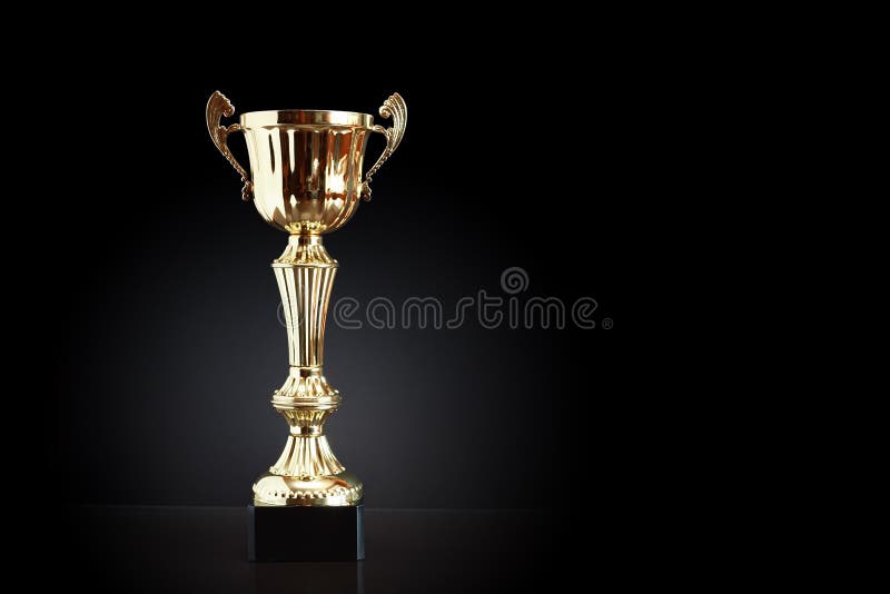 Gouden Trofee op Zwarte stock afbeelding. Image of ceremonie - 24501335
