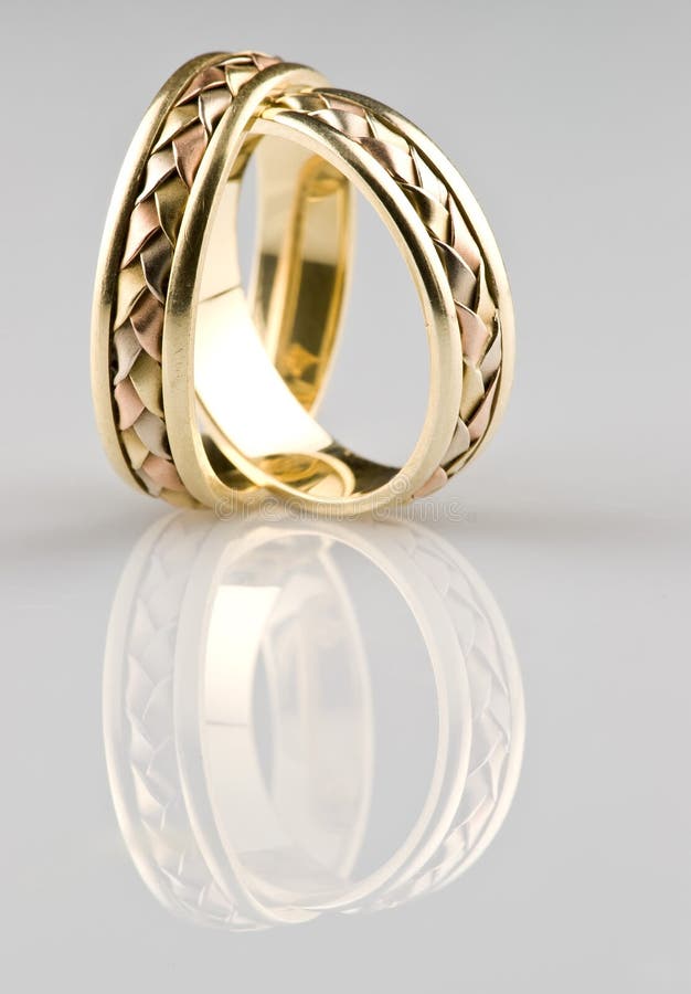 Gouden trouwringen stock foto. Image of metaal, huwelijk - 10500390