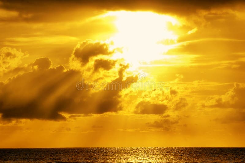 Gouden Zonlicht Door Wolken Stock Foto - Image of wolk, overzees: 6546822