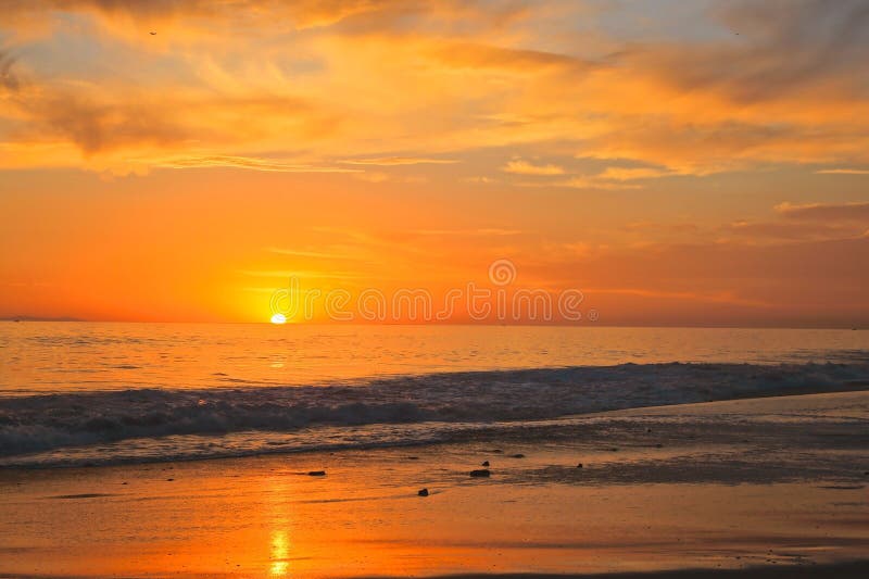 Gouden Zonsondergang Rustige Achtergrond Stock Afbeelding - Image of ...