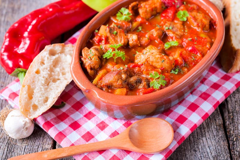 Goulache de boeuf image stock. Image du cuvette, cuisine - 35656101