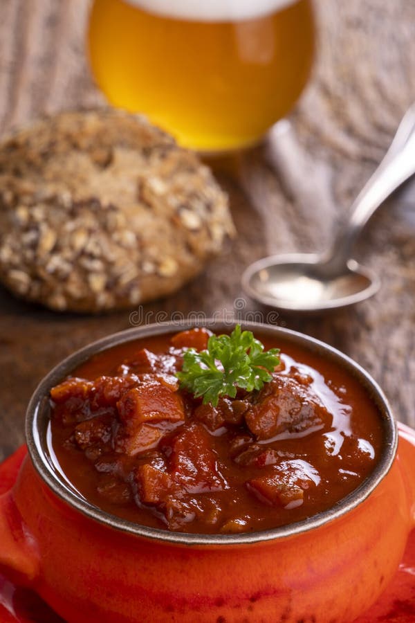 Goulash en madera imagen de archivo. Imagen de zanahoria - 258060779