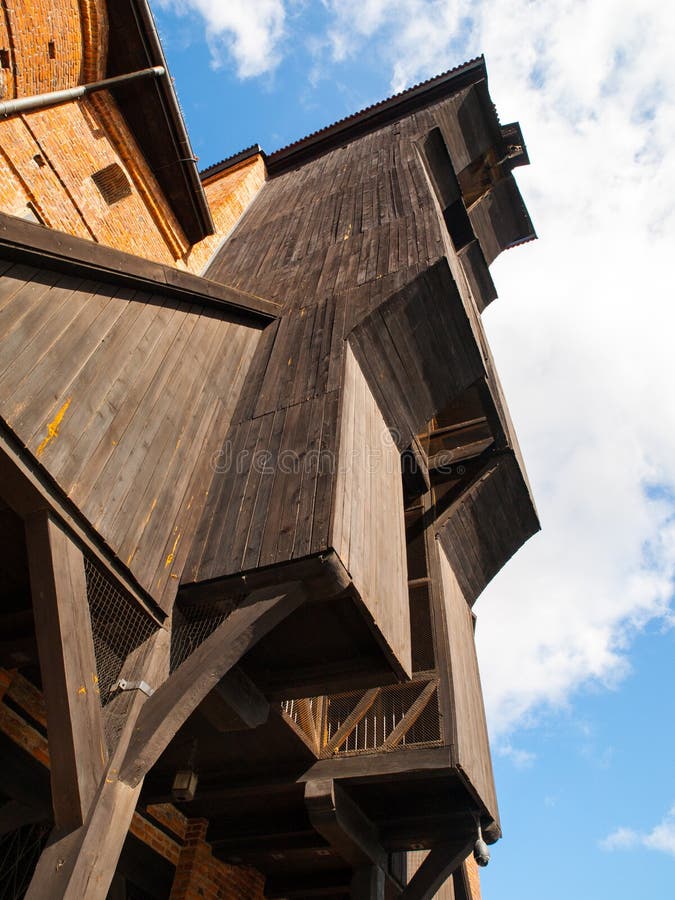 Grúa De Madera Vieja Usada Para Descargar Las Naves Foto de archivo ...