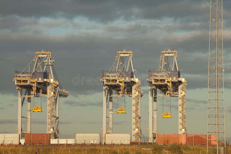 Grúas en puerto imagen de archivo. Imagen de nave, global - 28827559