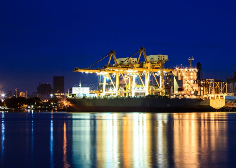 Grúas en puerto foto de archivo. Imagen de puerto, carga - 28803080