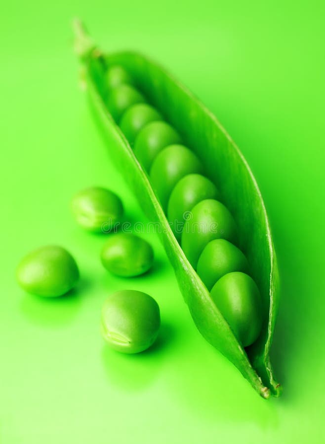 Grüne Erbsen stockfoto. Bild von hintergrund, betrieb - 5390900