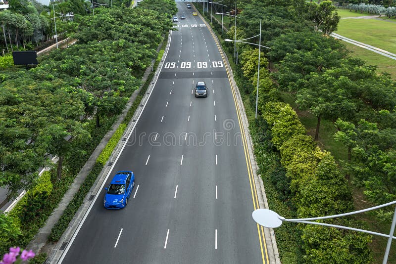 Grüne Fahrbahn mit Autos stockbild. Bild von schacht - 88372337