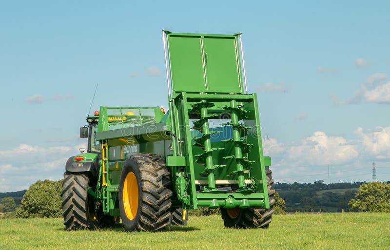 Grüne John Deere-Traktoren, Die Bunning Dreckspreizer Ziehen ...