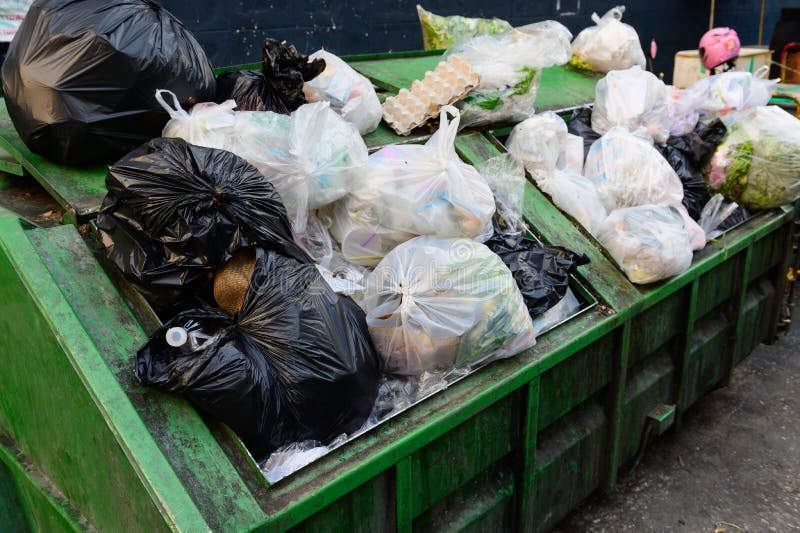 Müllcontainer, Die Mit Abfall in Einer Stadt Voll Sind Stockfoto - Bild ...