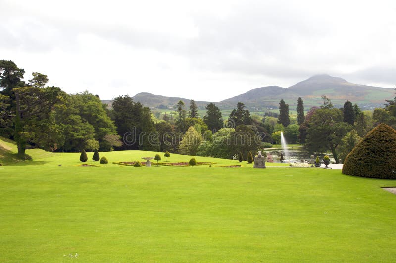 Grüner Wiese mit See stockfoto. Bild von draussen, nave - 12483882