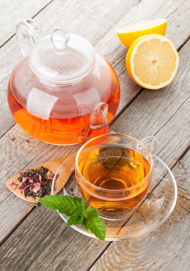 Cup Grüner Tee Mit Zitrone Und Minze Stockbild - Bild von kräuter ...