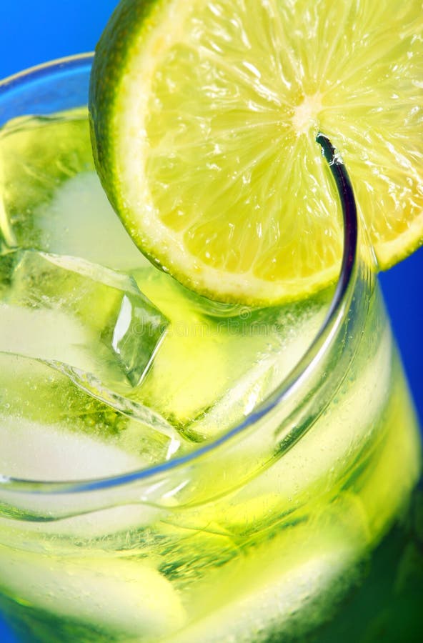 Roter Cocktail Mit Zitronenscheibe Stockfoto - Bild von aderlass ...