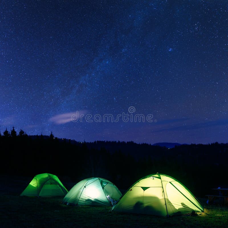 Das Kampieren Ist In Den Bergen Drei Zelte Auf Bergen Eines ...